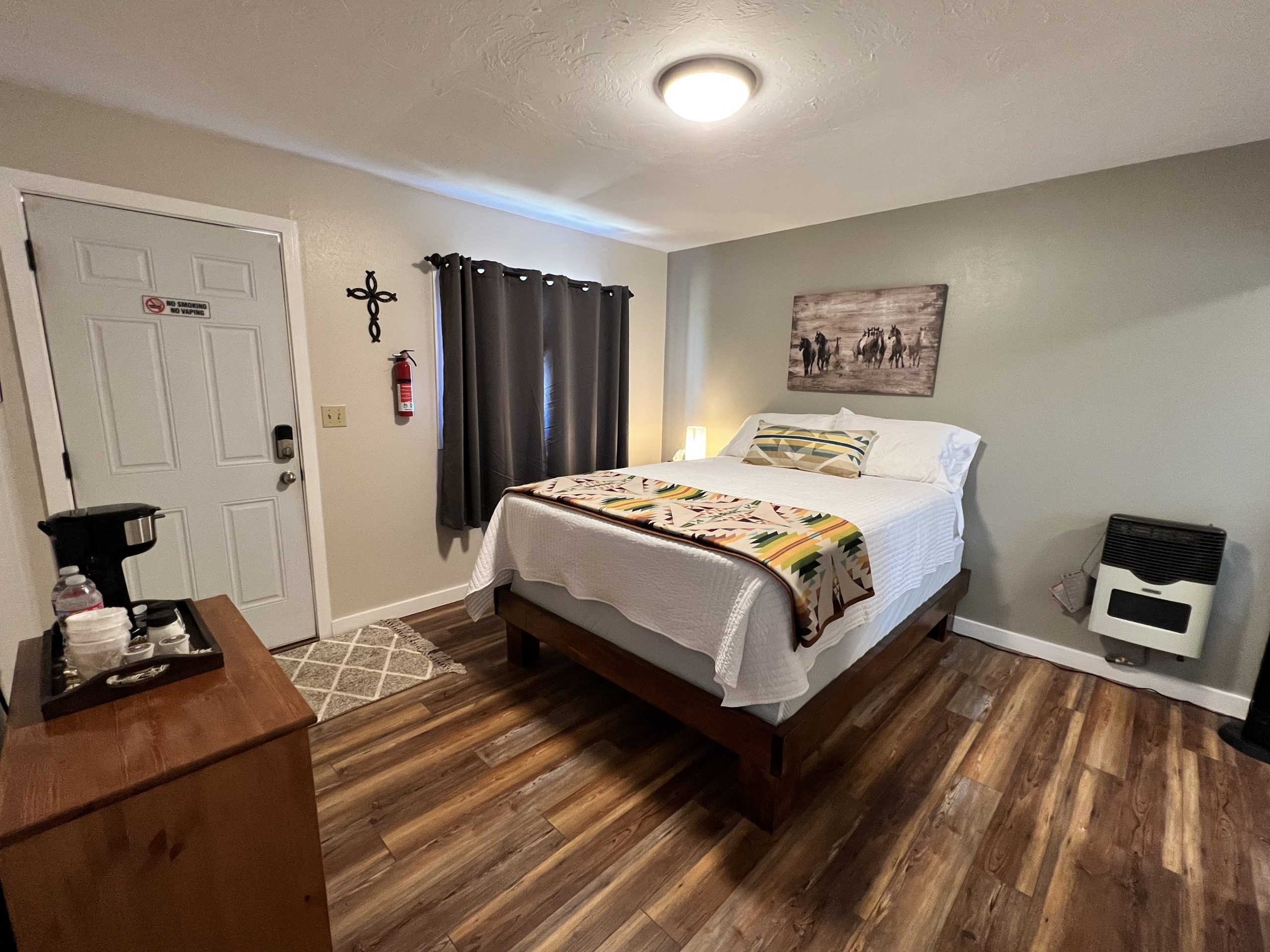 Queen Rooms with Extra Twin Bed – Mustang Inn